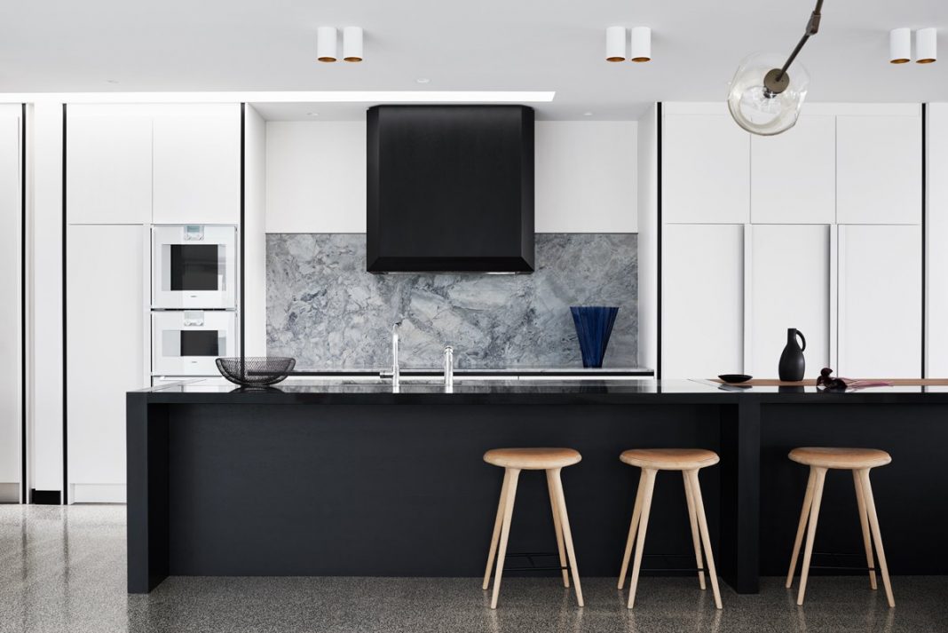 Applying this luxury kitchen designs which combining with a white color ...